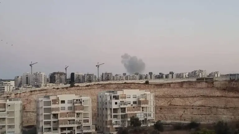 Hezbolá confirma ataques contra un centro de inteligencia y una base ...