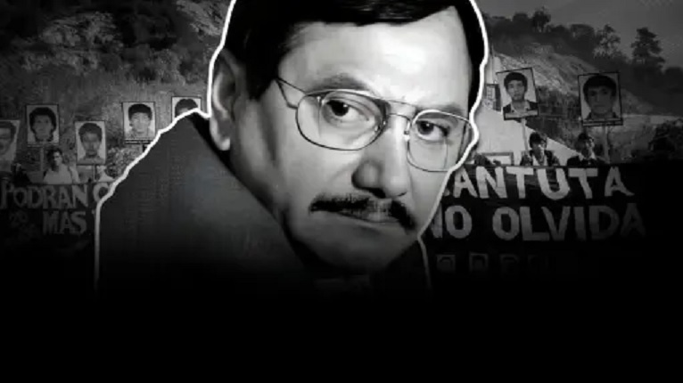 El líder de un escuadrón de la muerte peruano amenaza a la sala durante ...