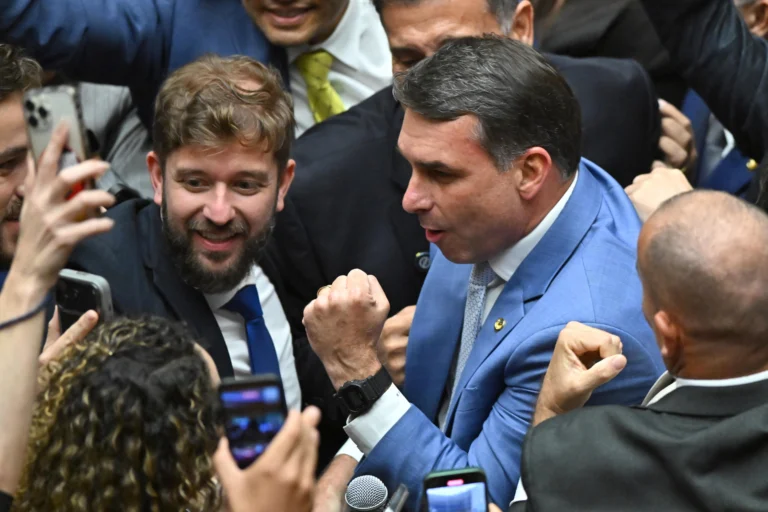 Flávio Bolsonaro recibe casi 11 millones de dólares para financiar ...